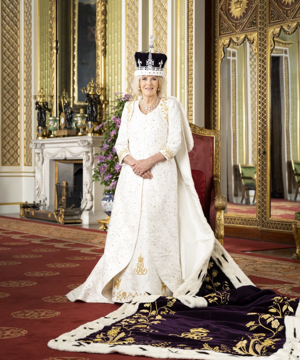 Família Real divulga primeiro retrato oficial de rei Charles III e ...