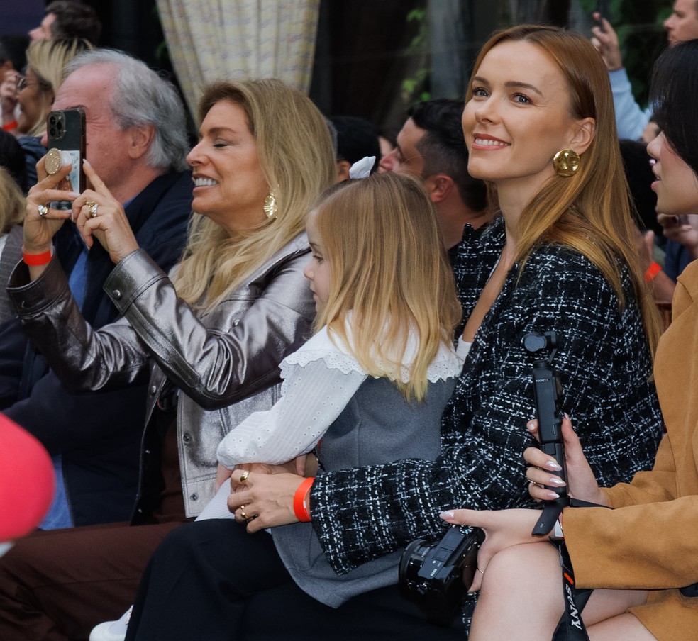 Fabiana Justus desfila com as filhas, Chiara e Sienna, em evento fashion