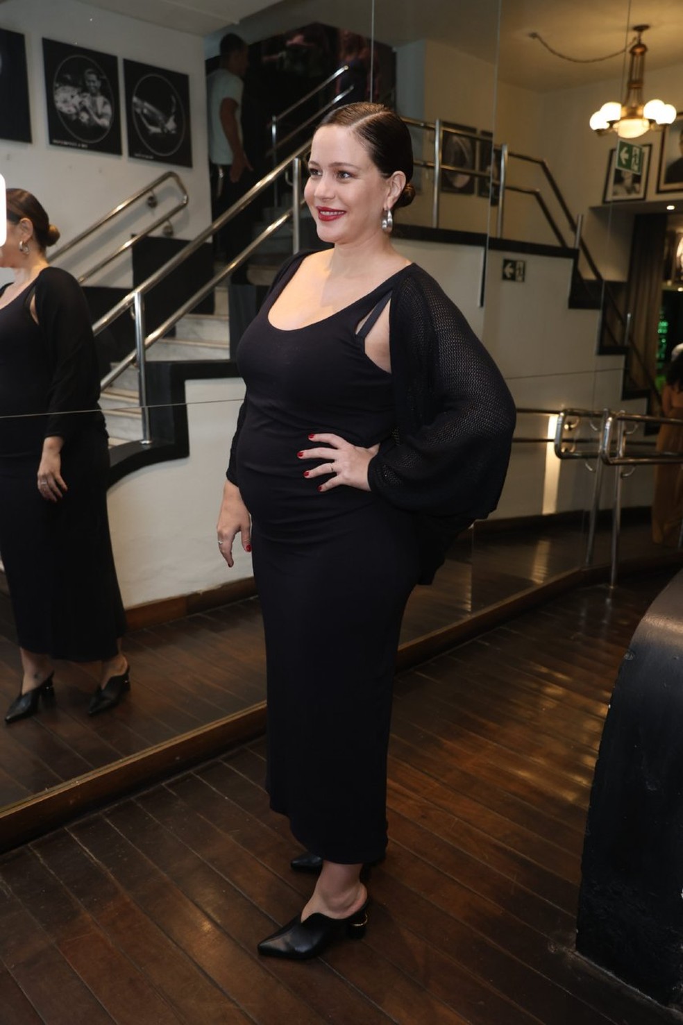 Grávida, Leandra Leal usa vestido preto que ressalta sua barriguinha da ...