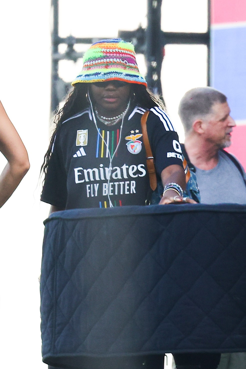 Mercy James, filha de Madonna, acompanha a mãe durante ensaio em Copacabana