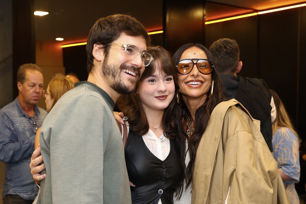 Com Sabrina e a irmã em aparição raríssima, Nicolas Prattes prestigia a ...