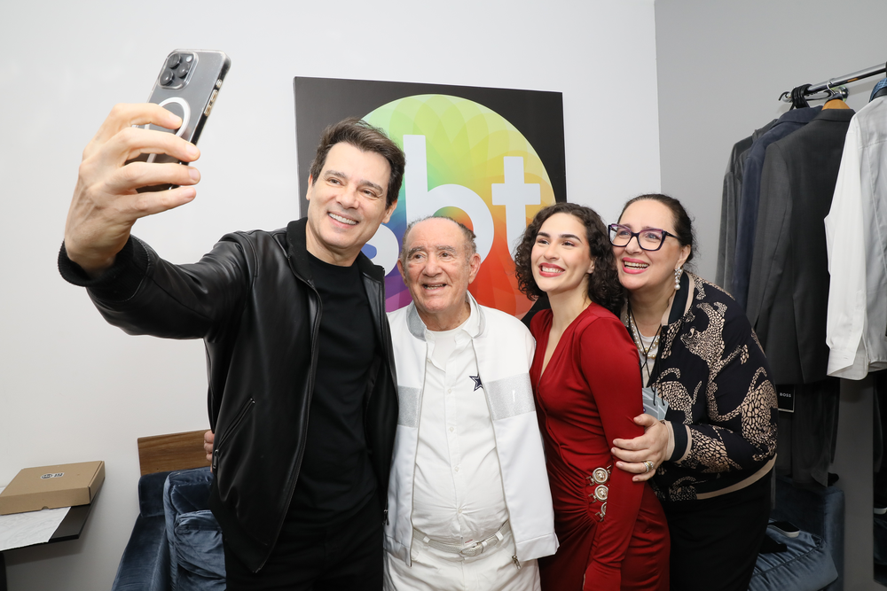 Renato Aragão se emociona no palco do Teleton e realiza sonho de Ratinho