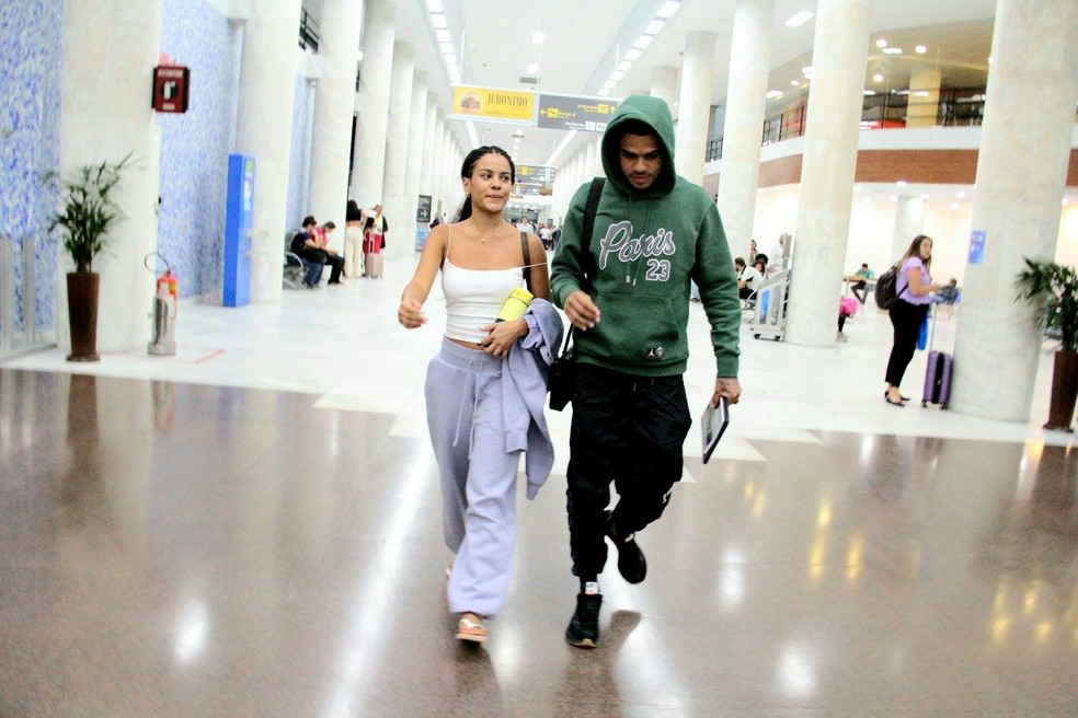 Bella Campos e Mc Cabelinho desembarcam no Rio de Janeiro