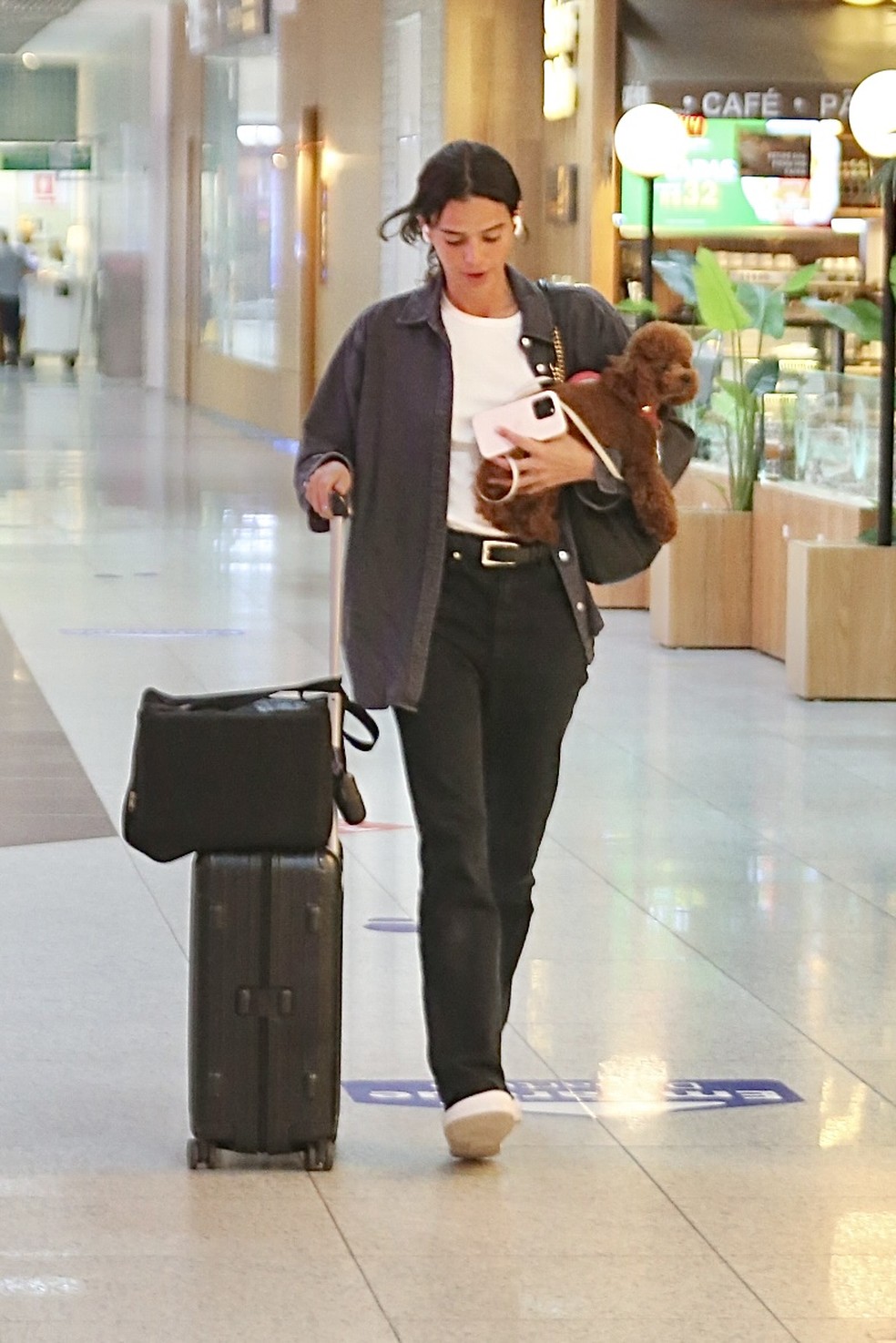 Solteira, Bruna Marquezine embarca com cachorrinha no Rio; fotos