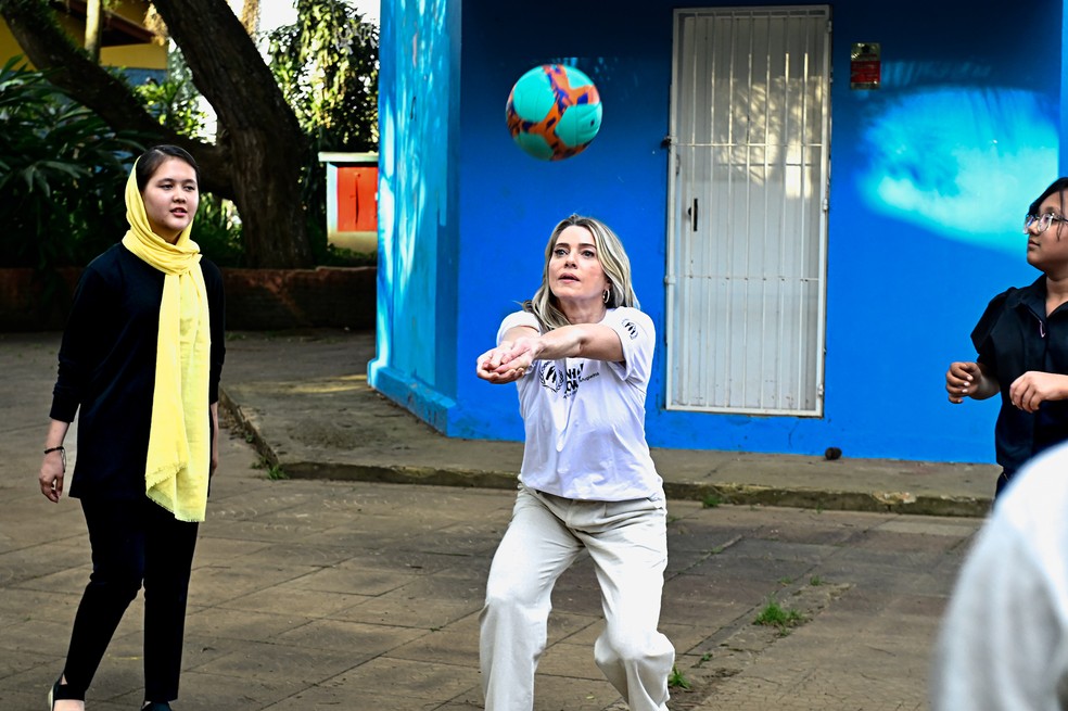 Leticia Spiller joga vôlei com crianças refugiadas em abrigo afegão