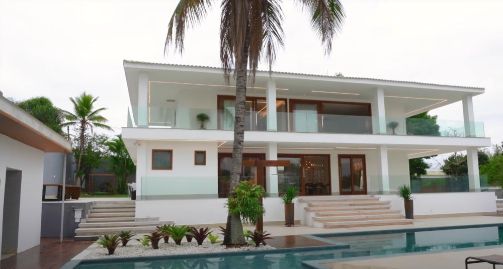 Nicole Bahls abre mansão com 22 banheiros, salão de beleza e capela ...