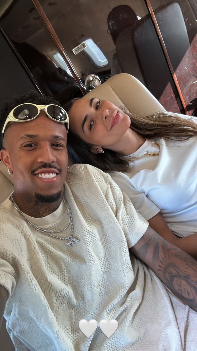 Após lua de mel, Eder Militão e Tainá Castro viajam com filhos de jatinho rumo às férias