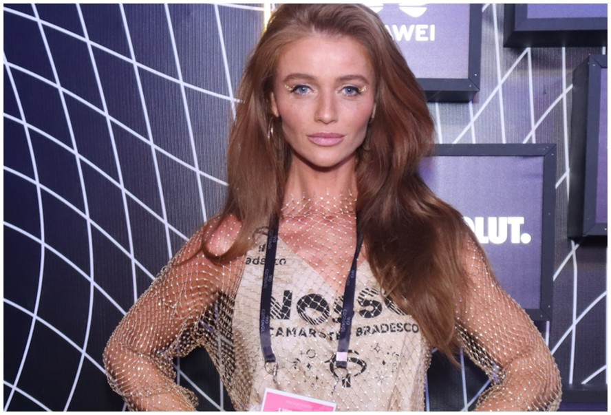 Cintia Dicker ganha 'vale night' na Sapucaí