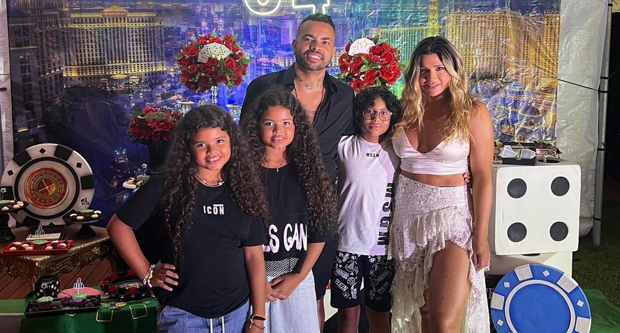 Dentinho completa 34 anos e ganha festa com família e famosos