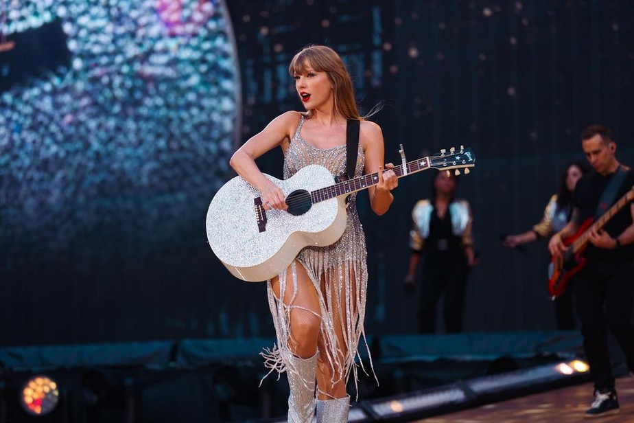 Fã de Taylor Swift cobre o rosto em entrevista durante show após mentir ...