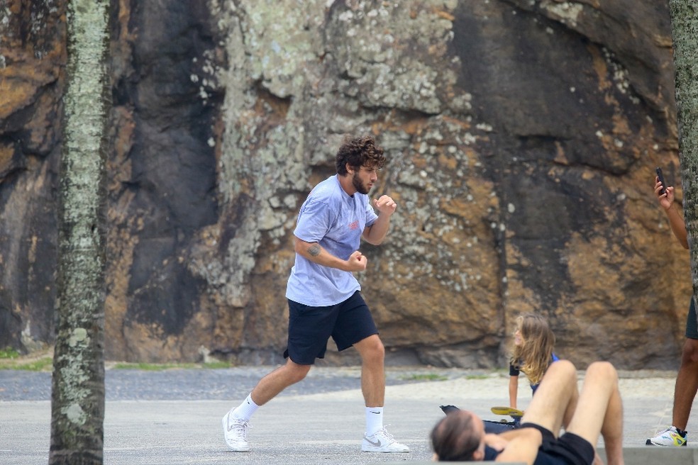 Chay Suede treina boxe ao ar livre em Ipanema