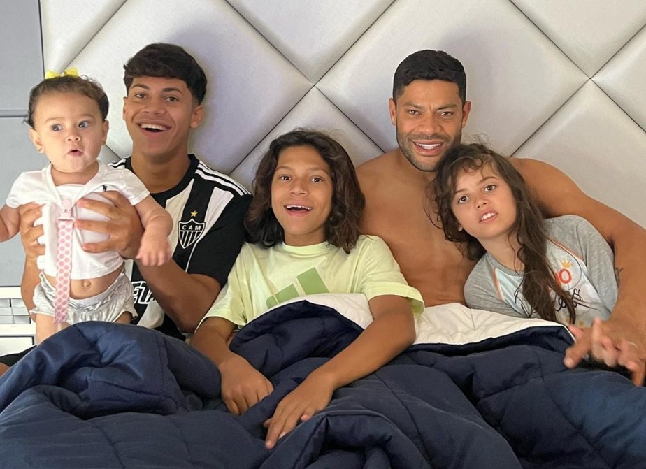 Hulk Paraíba é acordado pelos filhos em casa e se derrete