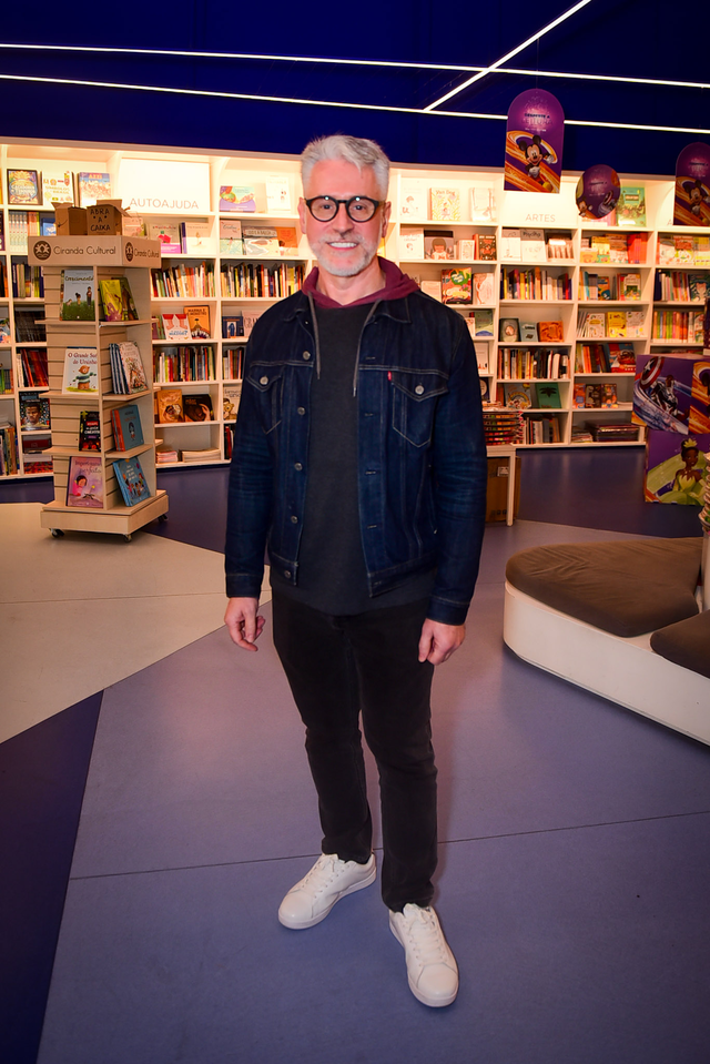 Giulia Gam e mais famosos prestigiam lançamento de livro do autor ...