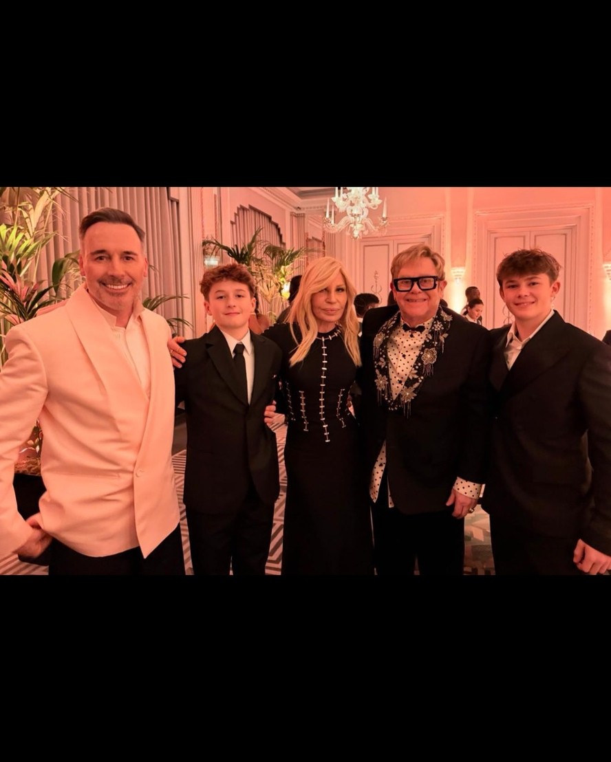 Filhos de Elton John chamam atenção ao acompanhar o pai em rara ...