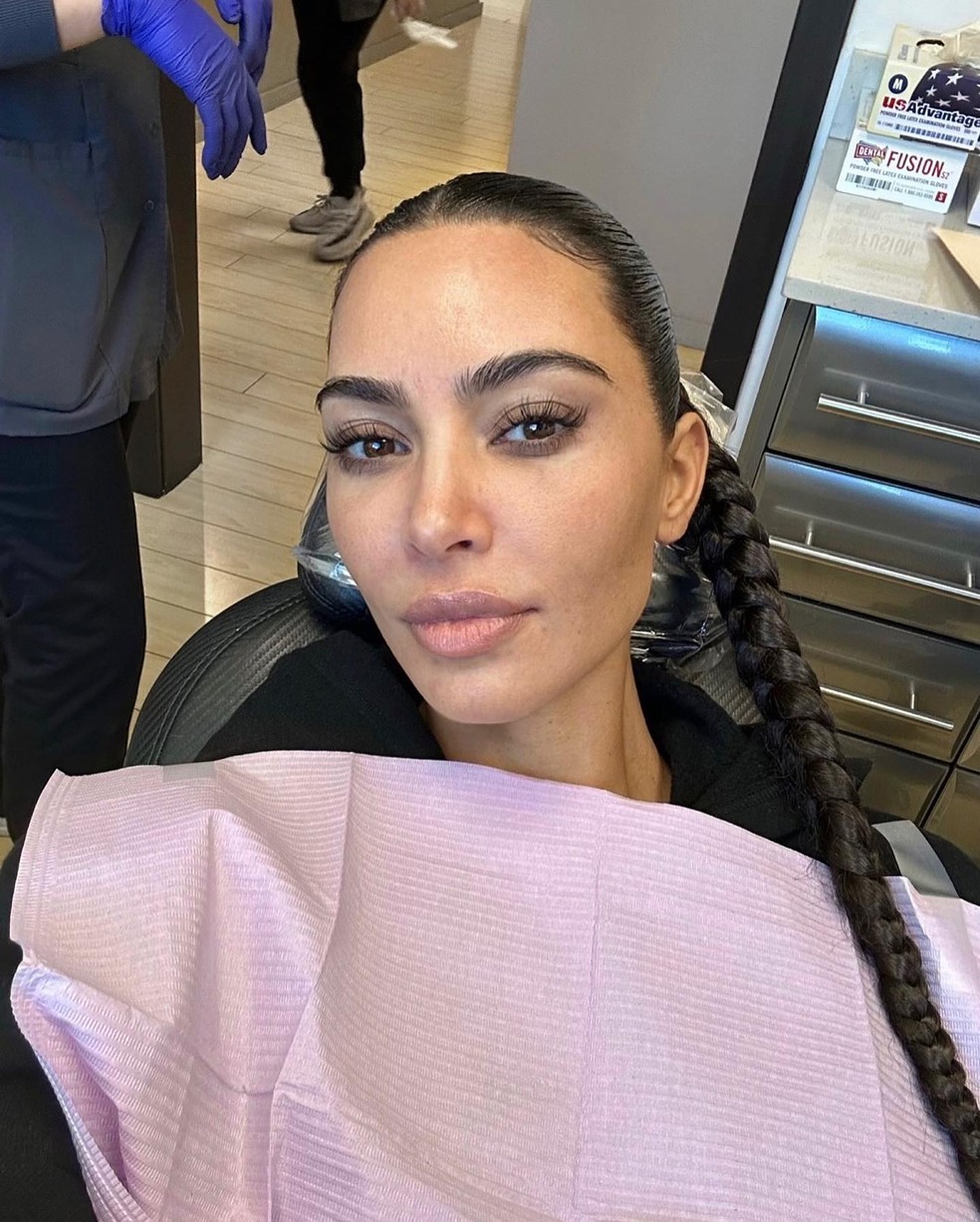 De babador odontológico, Kim Kardashian posa no dentista: 'Naturalmente ...