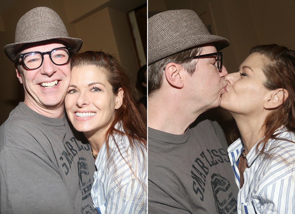 Astros de 'Will & Grace' trocam selinho em reencontro na Broadway