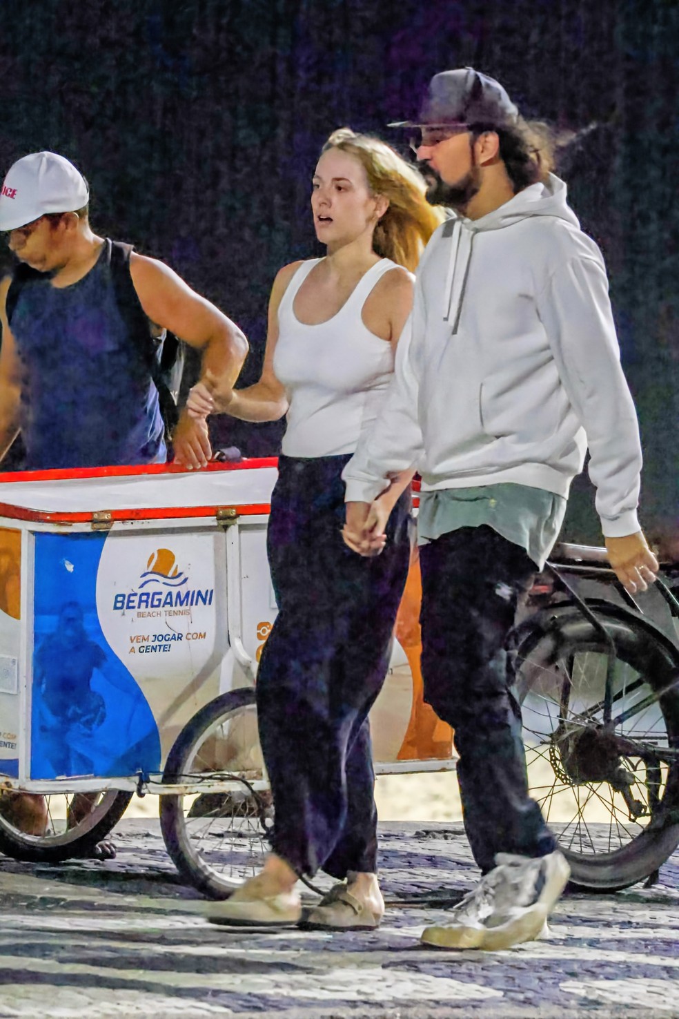Gabriel O Pensador e a esposa, Gabriela Vicente, passeiam de mãos dadas ...