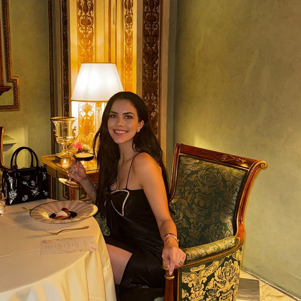 Em hotel de luxo na Itália, Dani Albuquerque comemora 20 anos com Amilcare Dallevo