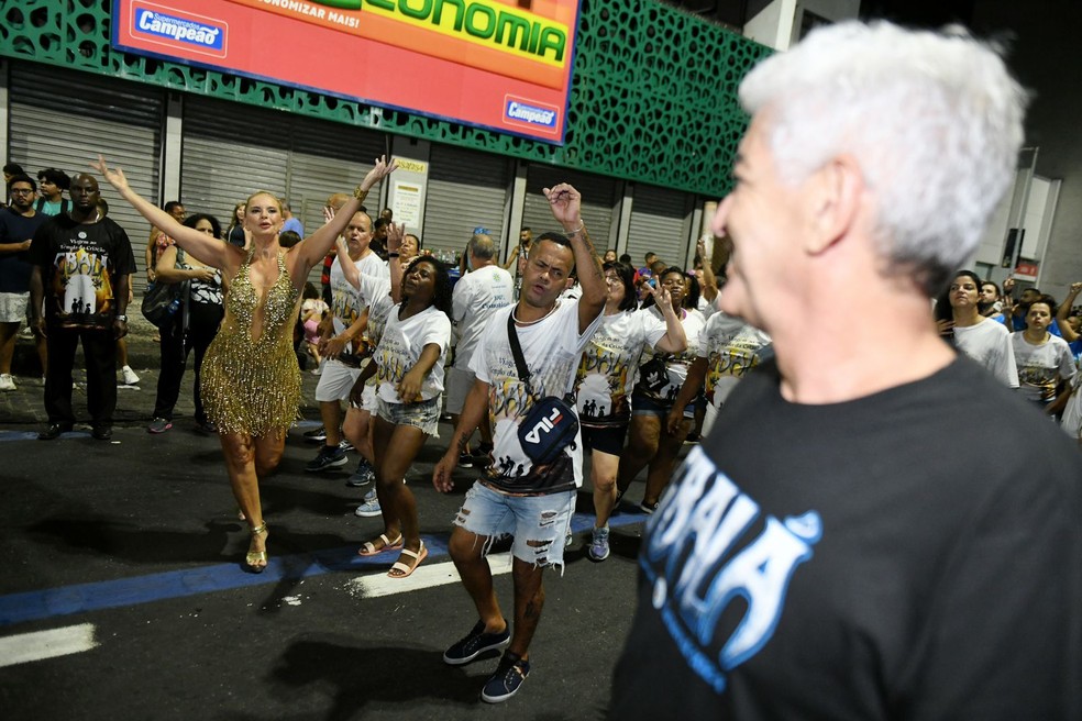 'Vovó Musa' da Vila Isabel, Paula Bergamin cai no samba sob os olhares ...