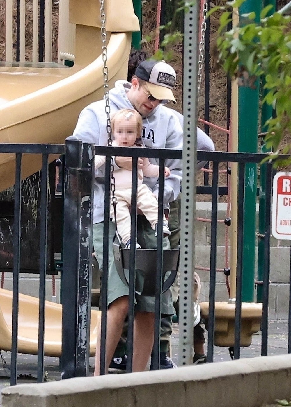 Robert Pattinson e Suki Waterhouse brincam em parquinho com a filha de um ano