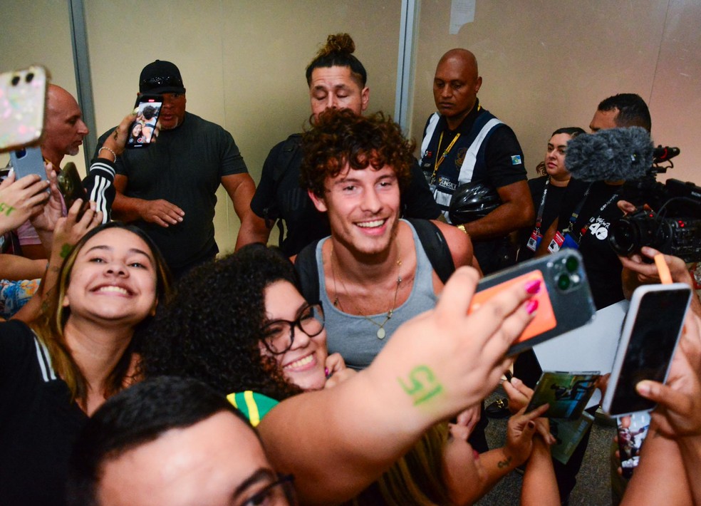 Shawn Mendes atende fãs ao desembarcar no Brasil para Rock in Rio