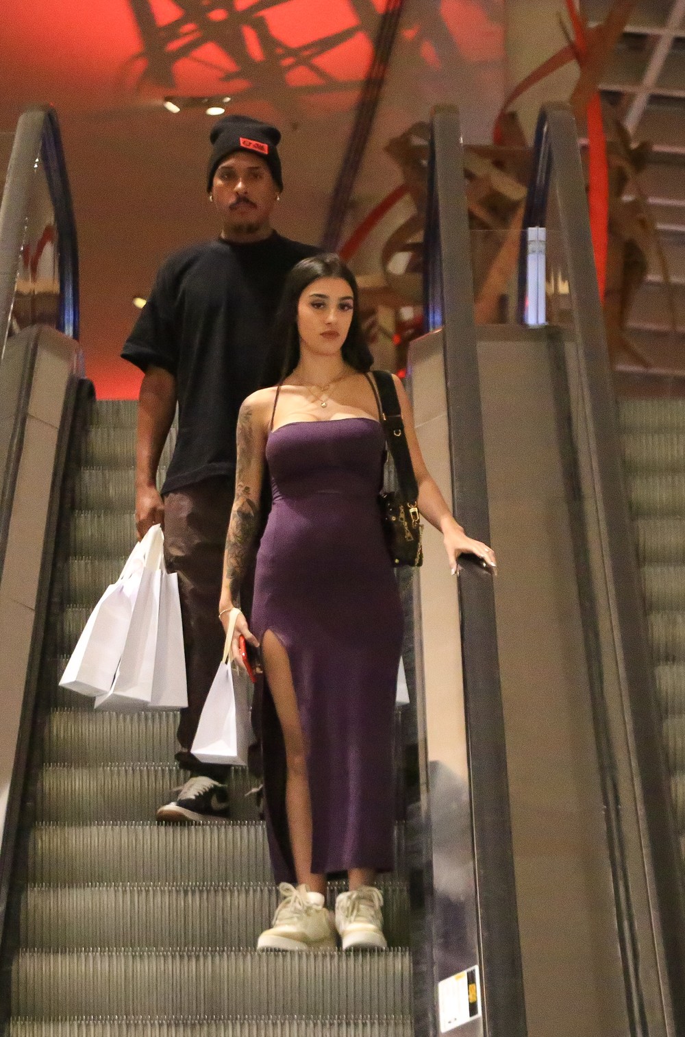 Grávida, Bia Miranda exibe barriguinha durante passeio no Rio de Janeiro