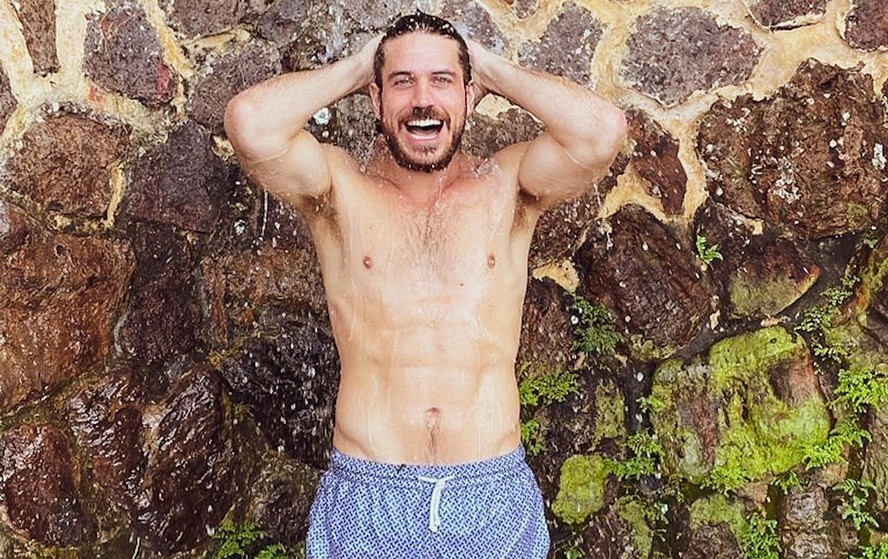 Marco Pigossi ostenta tanquinho ao tomar ducha sem camiseta e web pira