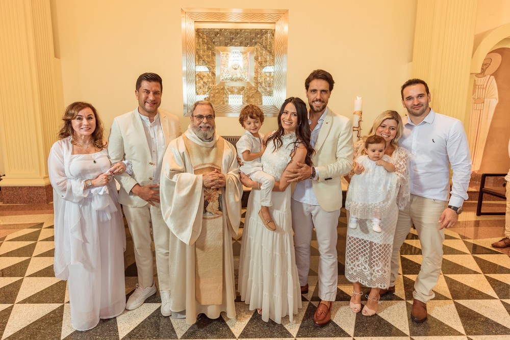 Thiago Arancam e Aline Frare batizam Angelina, de sete meses, em São Paulo