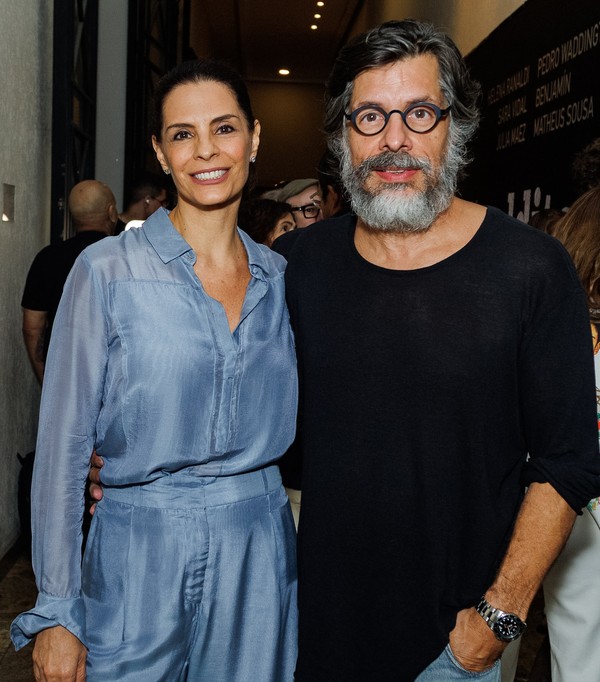 Helena Ranaldi posa com o ex-marido, o atual e o filho em noite de teatro