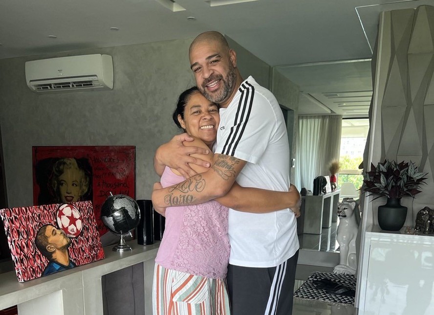 Adriano Imperador comemora aniversário da mãe: 'Única mulher que me deu tudo'