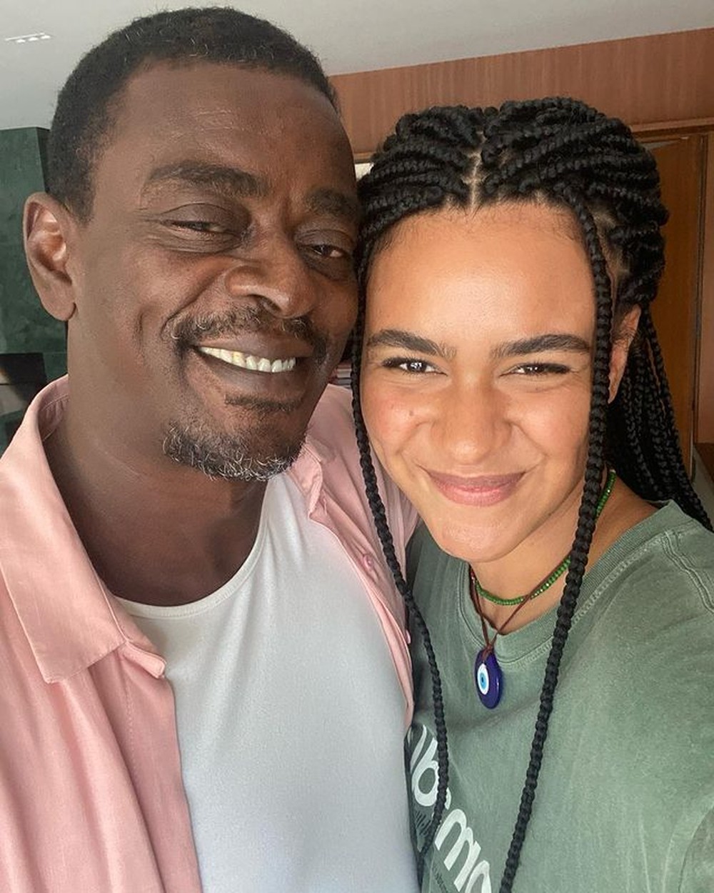 Seu Jorge celebra os 20 anos da filha com texto emocionante