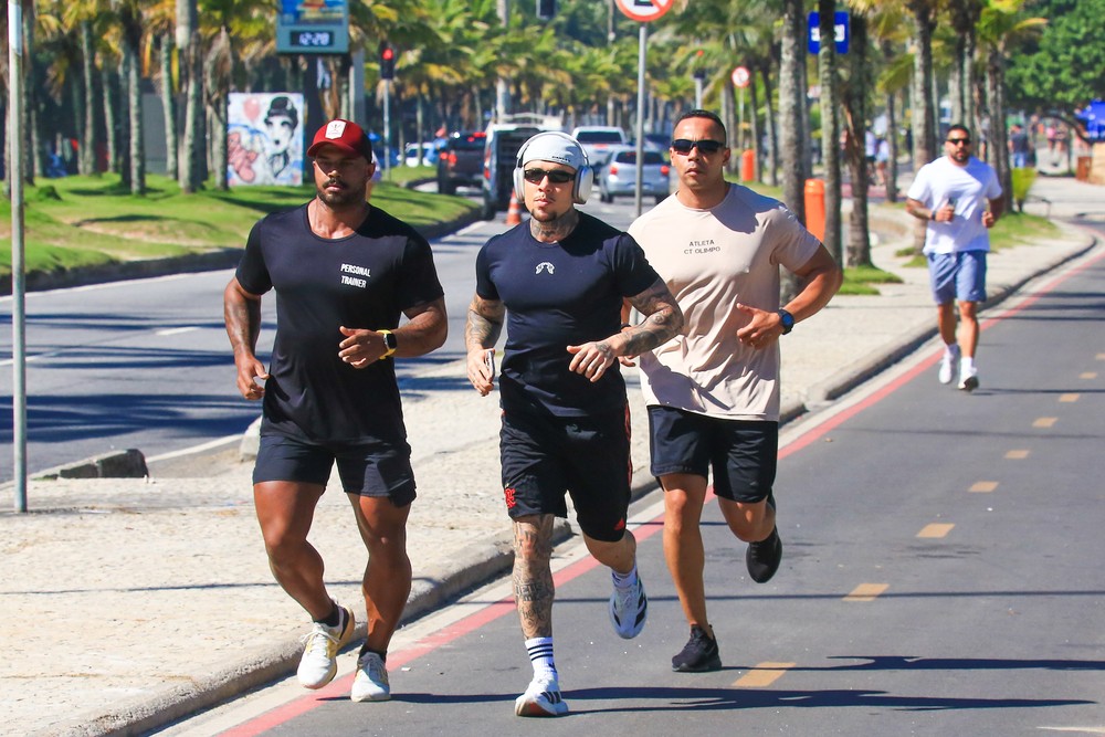 MC Daniel corre na orla da Barra na companhia de seu personal trainer ...