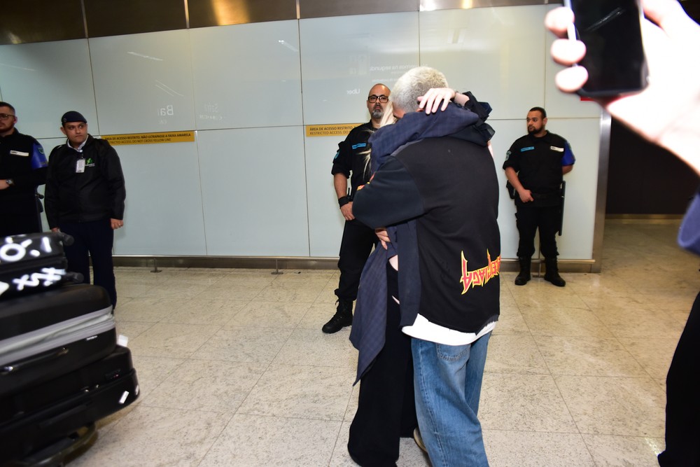 Luísa Sonza beija muito o affair, Chico Veiga, em aeroporto; vídeos