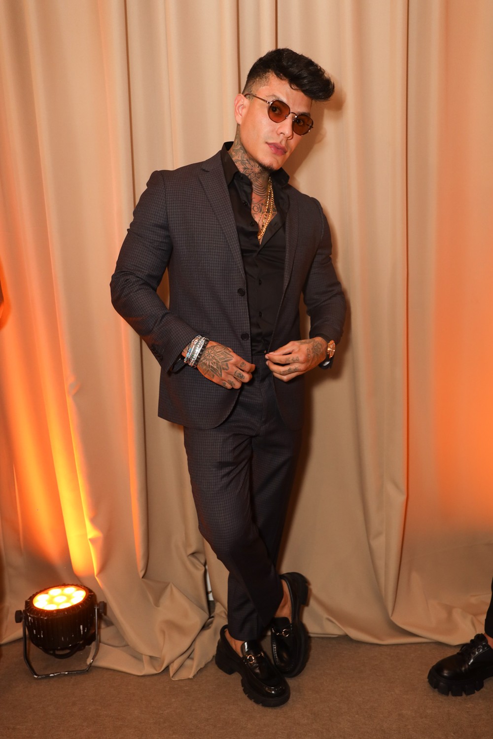 Famosos prestigiam casamento de Mirela Janis e Yugnir; veja looks