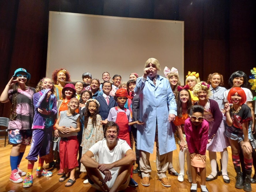 Bruno Mazzeo prestigia ensaio de 'A Escolinhazinha do Professor Raimundo'