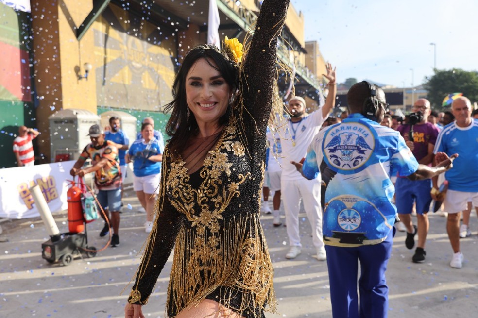 Luciana Picorelli participa de desfile no Rio após rebater título de ...