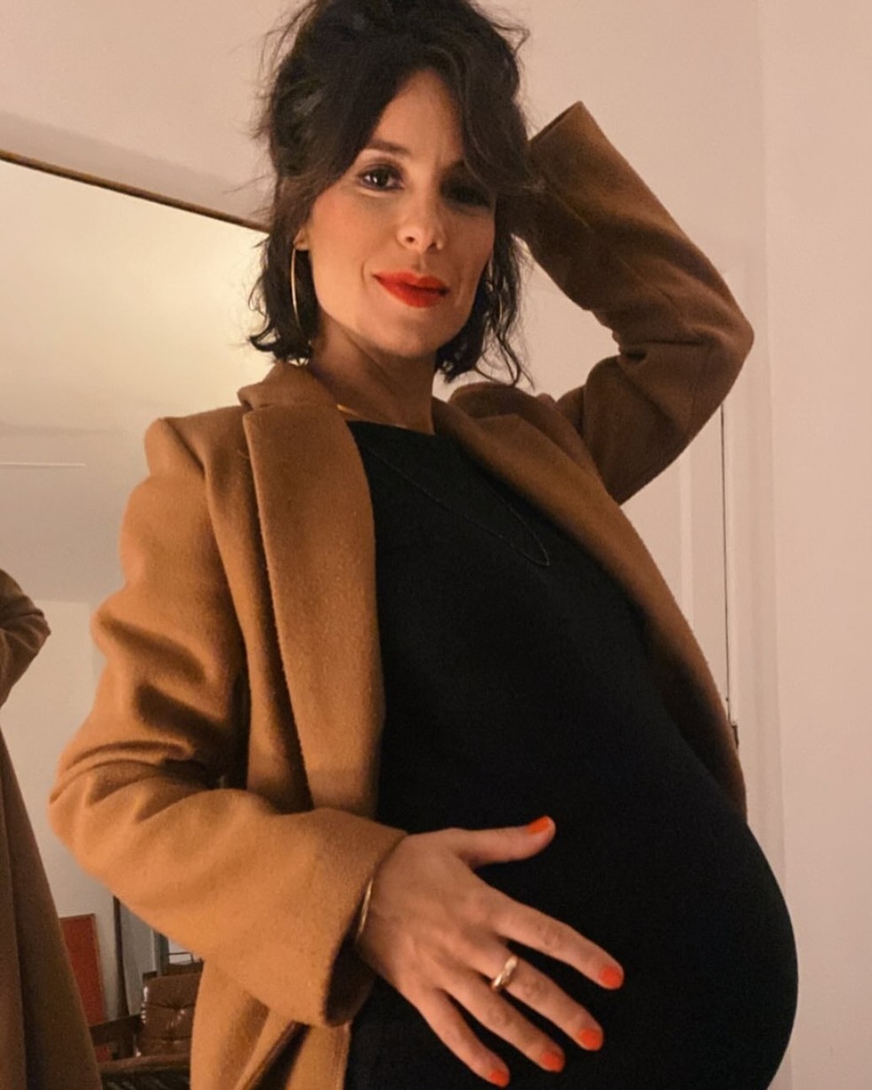 Na reta final da gravidez, Andréia Horta mostra o barrigão em ensaio ...