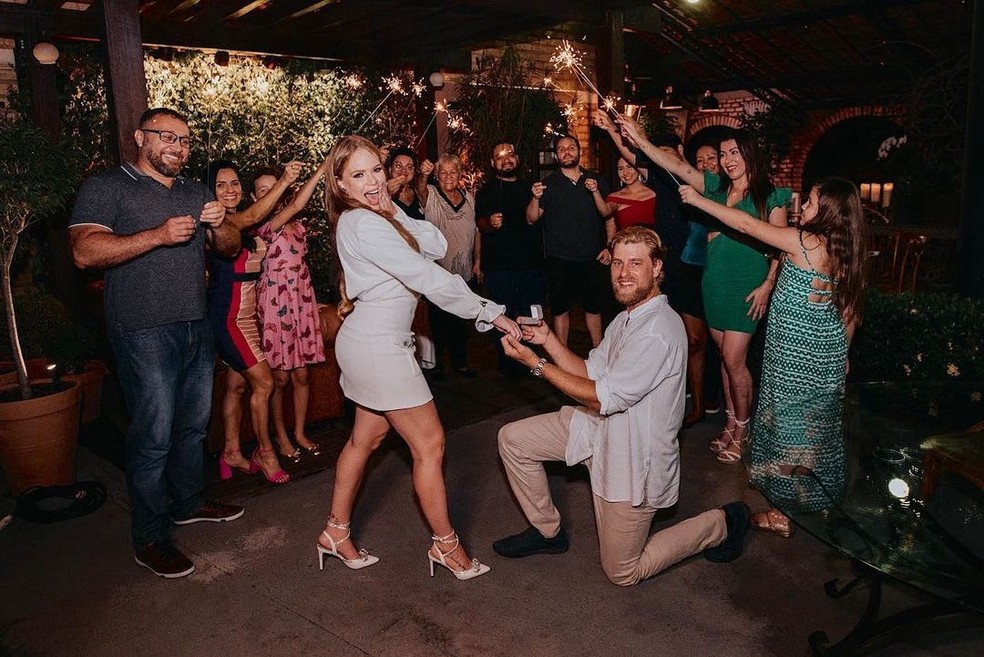 Ex-BBB Paulinha Leite fica noiva de americano; saiba mais