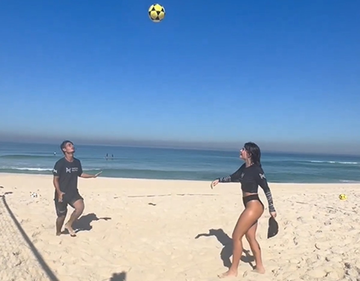 Jade Picon joga futevôlei e curte mergulho no mar; vídeo