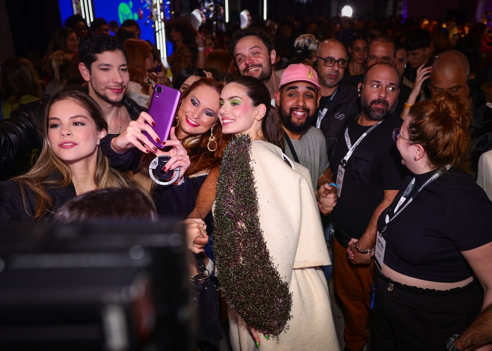 Camila Queiroz desfila na SPFW com look de planta cultivada no tecido