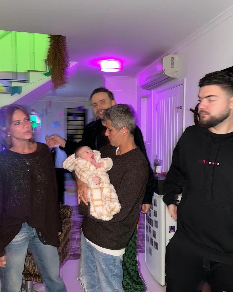 Giovanna Ewbank e Bruno Gagliasso conhecem filho de Lucas Gagliasso; vídeo