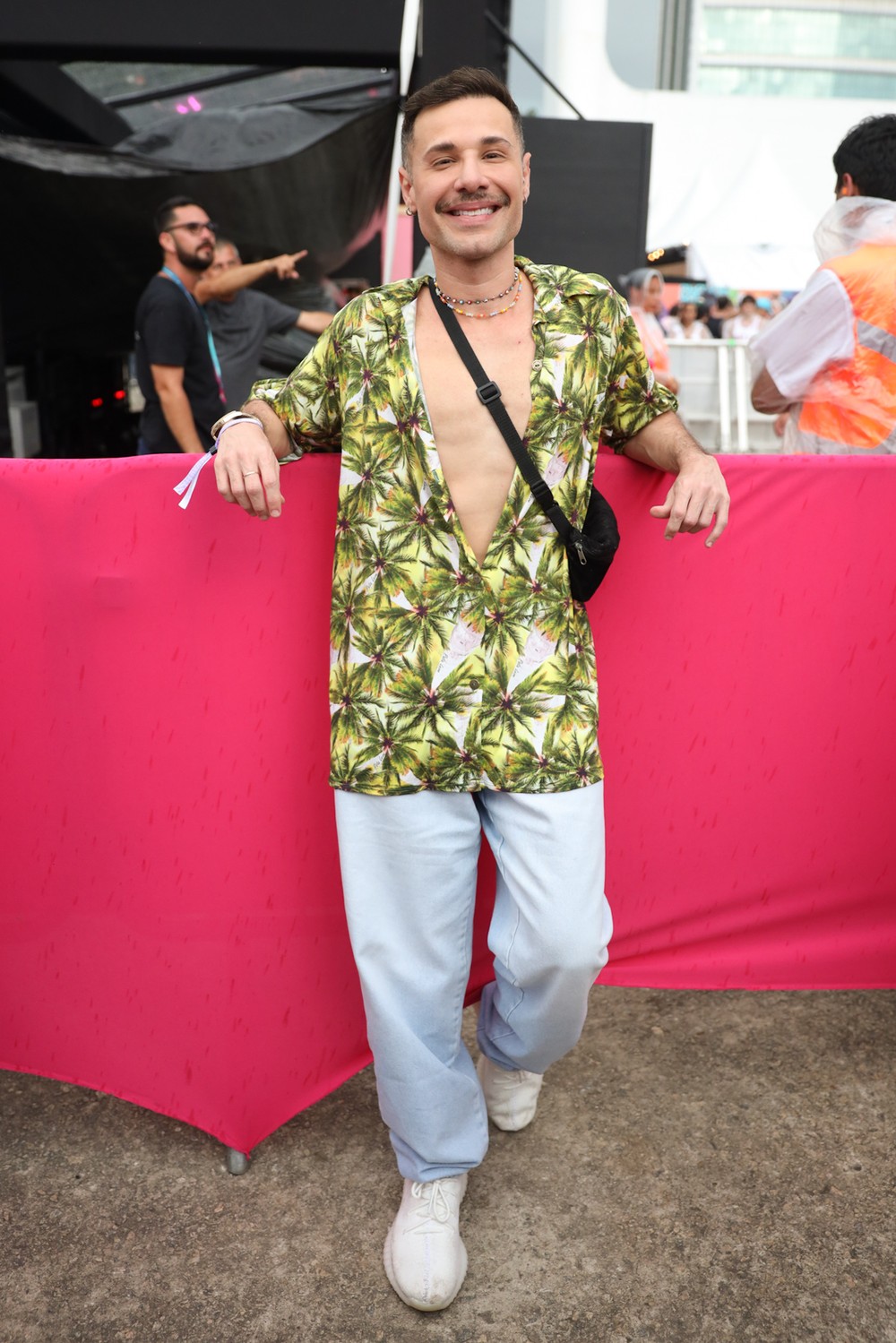 Lucca Picon, apontado como affair de Anitta, vai a ensaio da cantora em SP