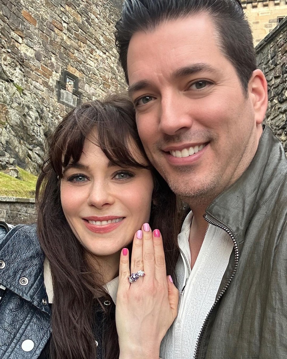 Zooey Deschanel e Jonathan Scott anunciam noivado; veja o anel