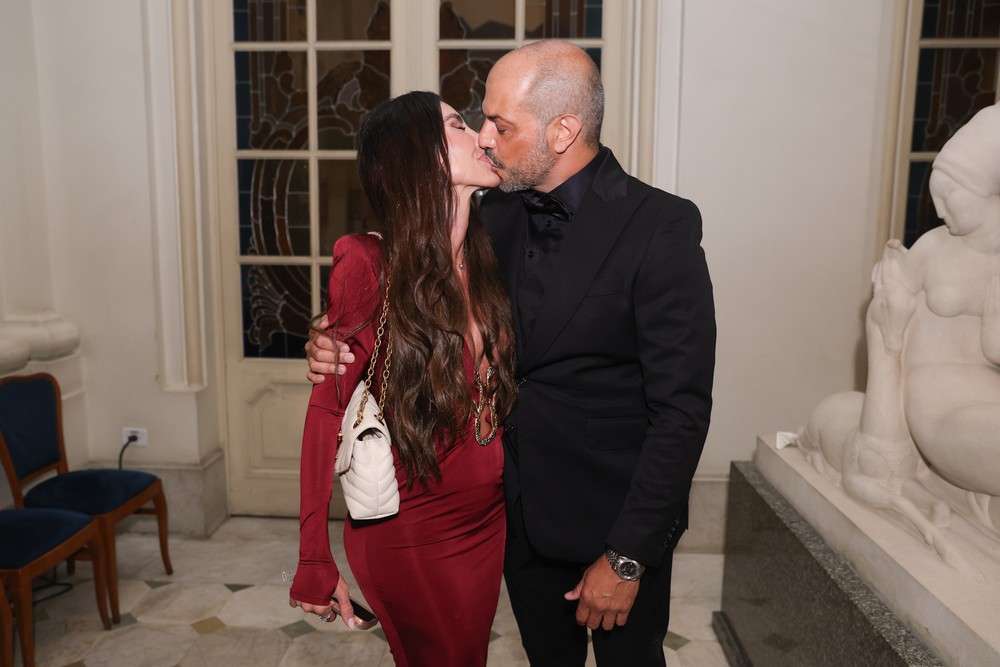 Lembra dela? Jaque Khury, do BBB 8, surge com decote até o umbigo e dá ...