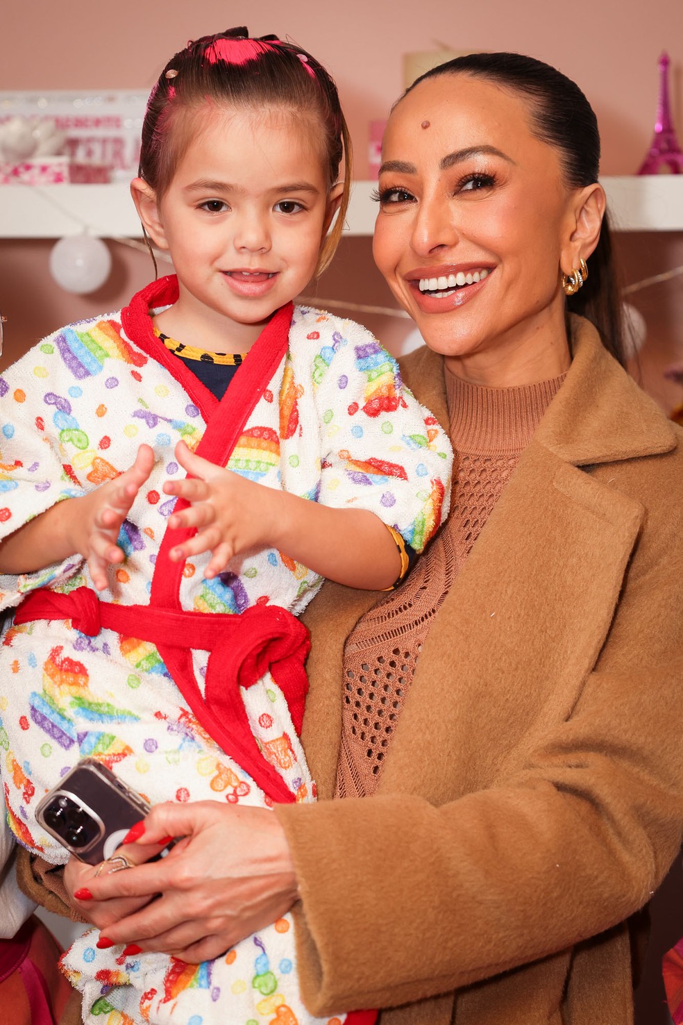 Sabrina Sato e Duda Nagle levam Zoe à festa de aniversário da priminha Manu