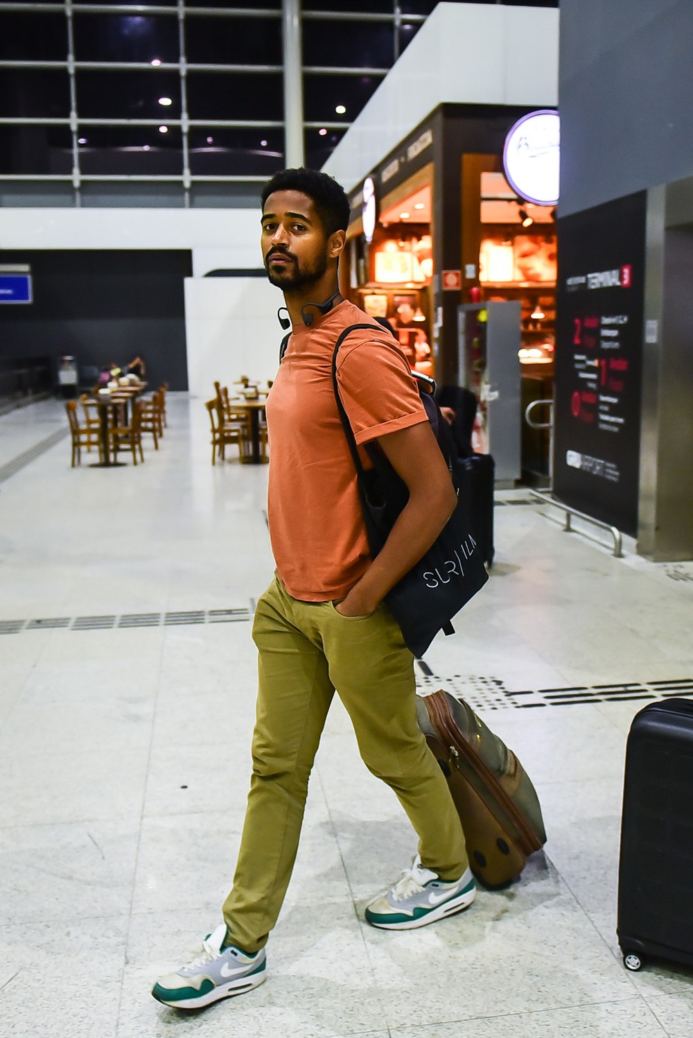 Ator de 'Harry Potter', Alfred Enoch embarca discretamente em São Paulo