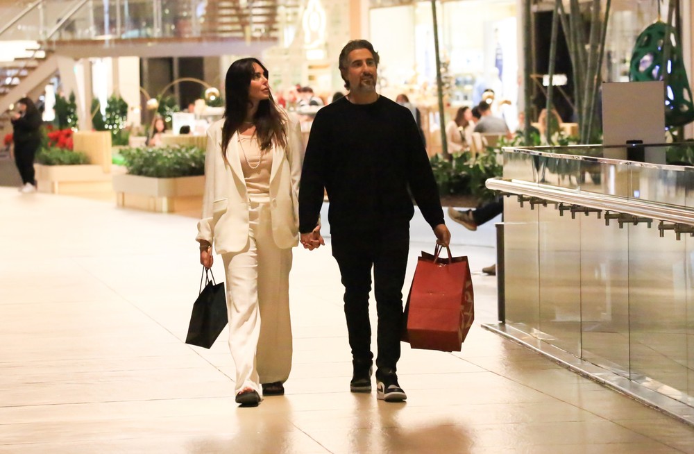 Marcos Mion e Suzana Gullo fazem compras no Rio de Janeiro