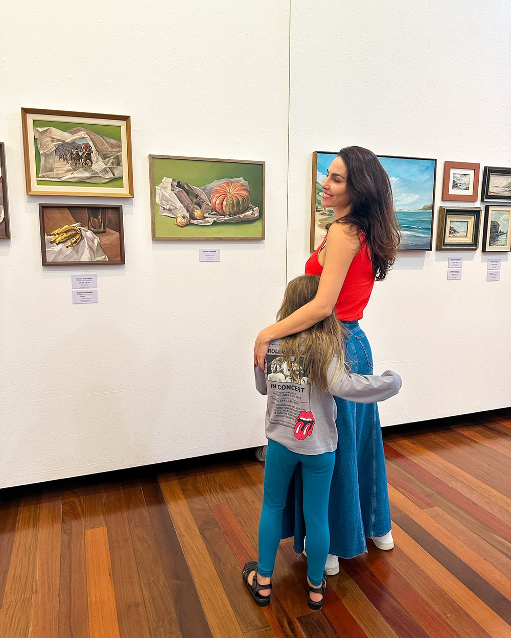Mel Fronckowiak vai a exposição com obras de seu avô, e posa com a ...
