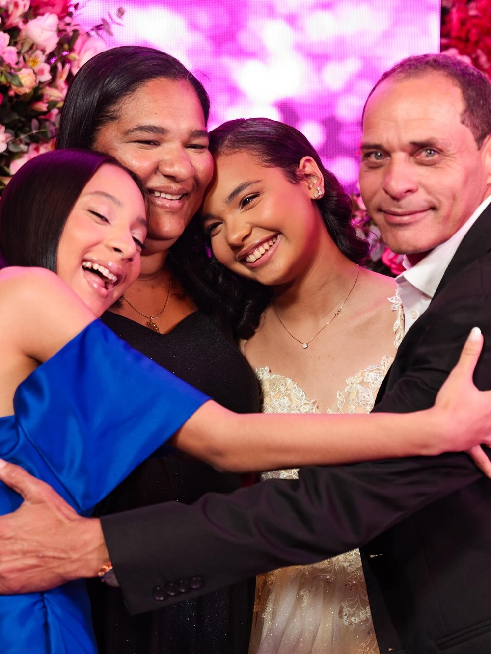 Cantora gospel Maria Marçal faz festança à la princesa pelos 16 anos