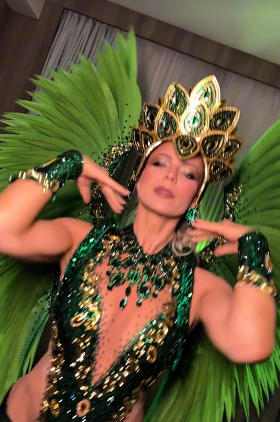 Sheila Mello capricha no Carnaval de Santos: 'Não basta saber sambar'
